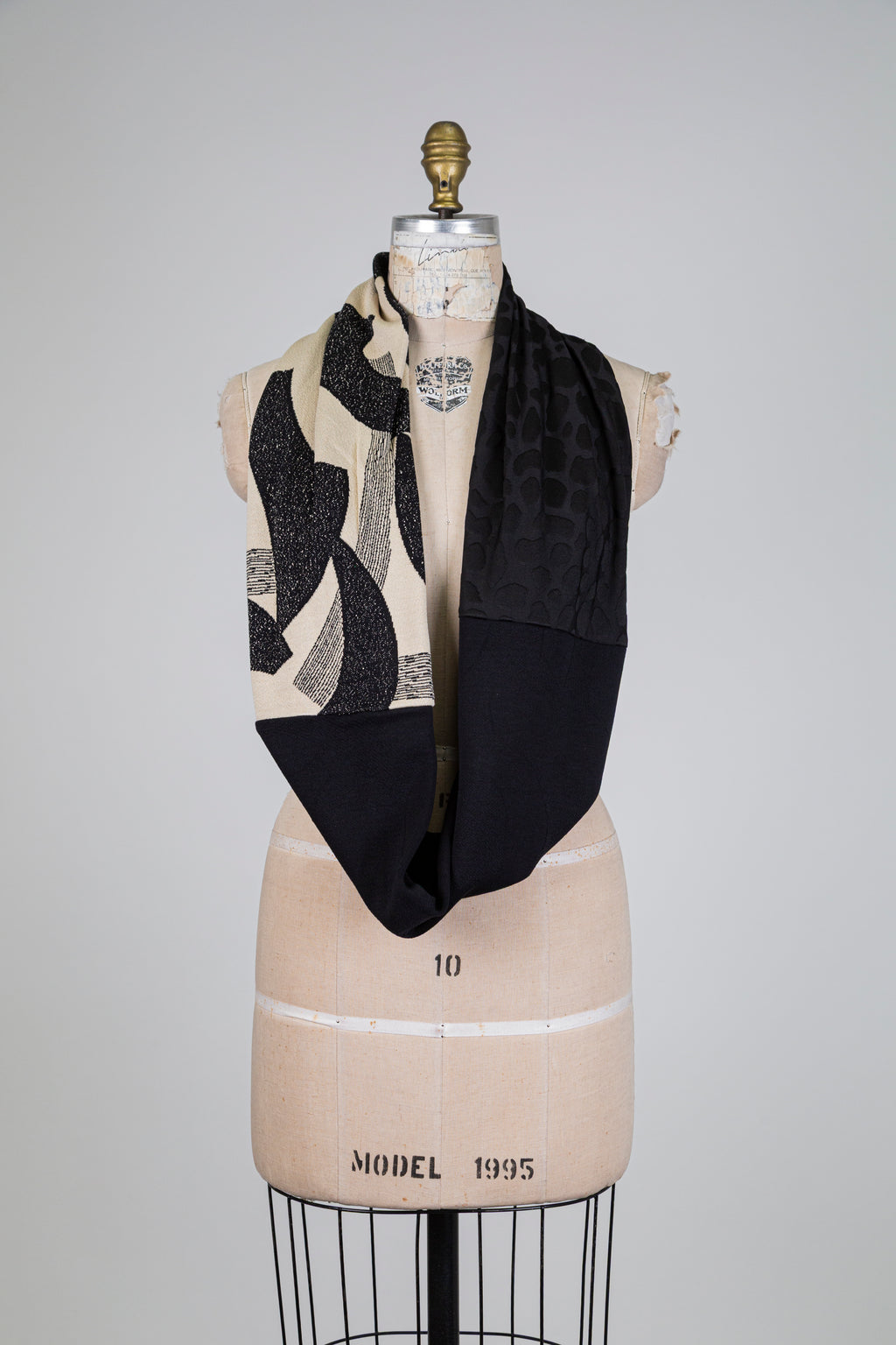 Infinity scarf with textured inserts – VERYSMART